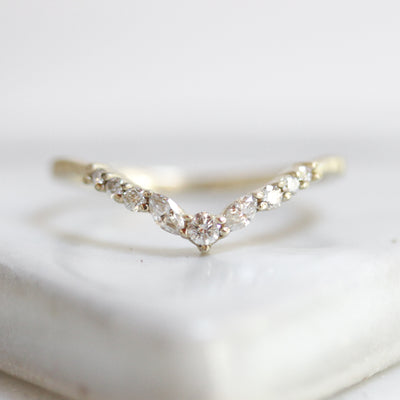 Diamond V Contour Ring – Manna